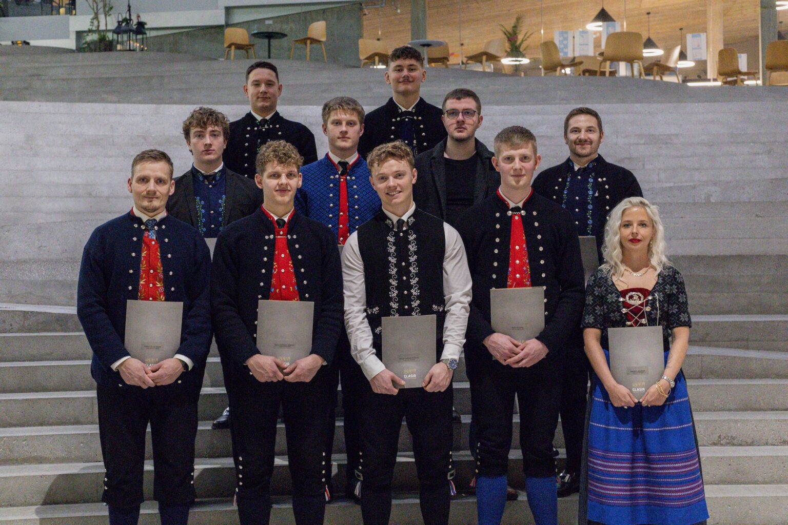 44 sveinar fingu handað prógv - Glasir